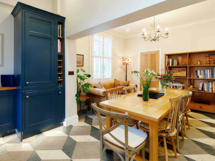 The Dolls House
4 Bedroom Period Townhouse - York