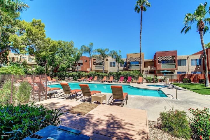 Old Town Condo - Golf Course Views, Heated Pool - スコッツデール, AZ