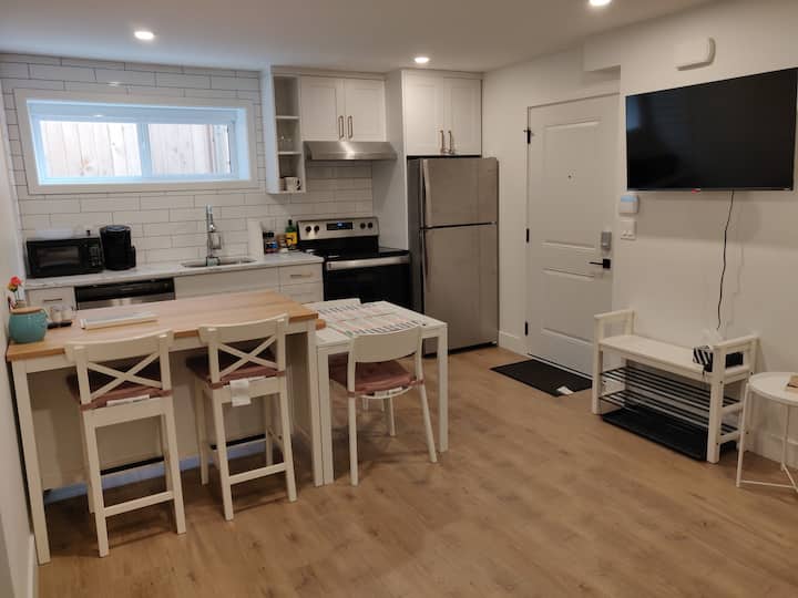 Home Away From Home (Family Friendly 1-bdrm Suite) - Vancouver