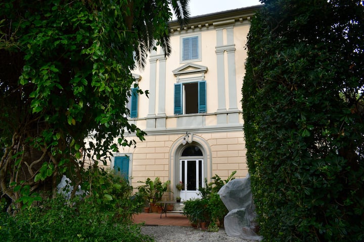 Entire Floor In '800 Century Villa - Livourne