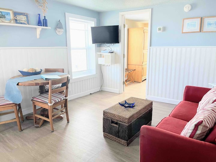 One Bedroom Apt Only Steps From The Ocean.  Best Location! - New Smyrna Beach, FL