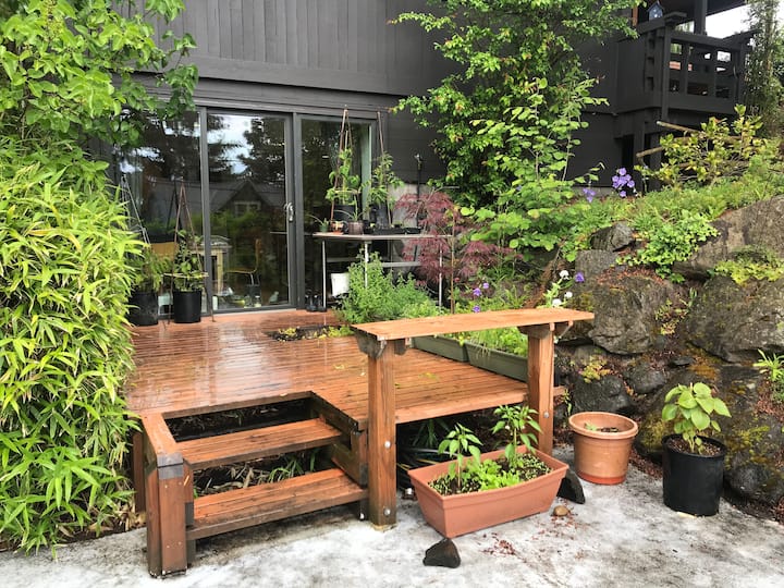 Ravenna Adu, Private Entrance And Patio - Seattle, WA