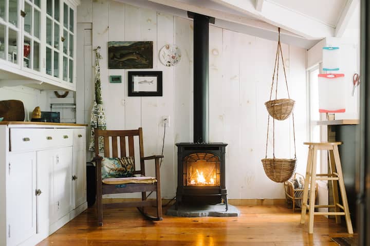 Romantic Getaway, 1920’s Classic Waterfront Cabin - Prince Edward