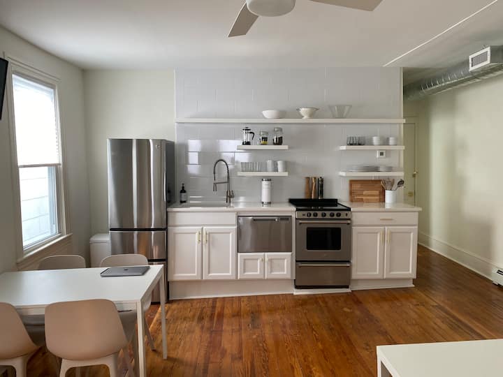 2 Bedroom, Newly Updated 1 Block From The Beach - Cape May, NJ