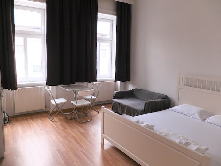 A Sunny Renovated Apartment Near Metro Station - Wien