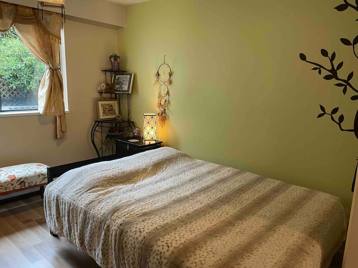 Lovely One Bedroom Condo With Large Patio. - Vancouver