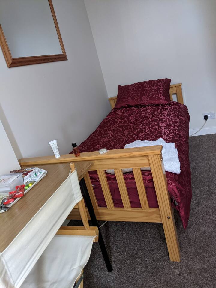 Clean, Tidy, Quiet, Private Room. - Yeovil