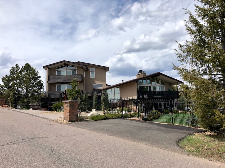 Mountain Lodge & Chalet W/ City Views (30 Day Min) - Lakewood, CO