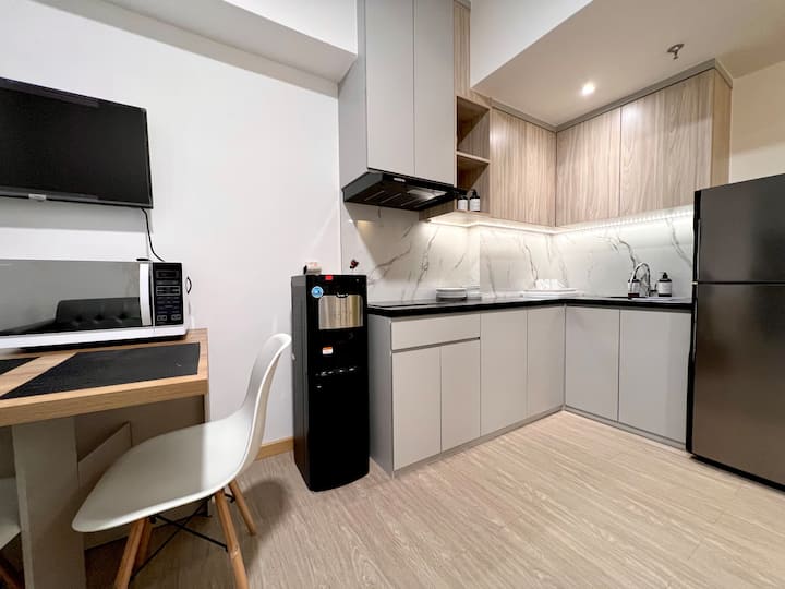 Flint Grey 2br Mtown Residence Gading Serpong - 자카르타