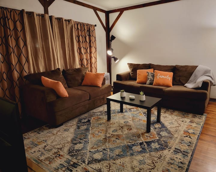 Rustic Riverwest 2-bedroom Apartment - Milwaukee