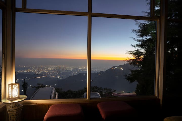 Bonneville(2bhk Flat On Mall Road)by Homestaydaddy - Mussoorie