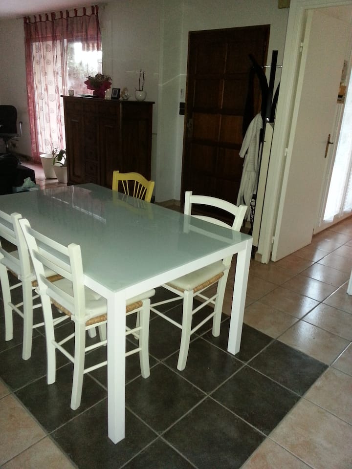 Chambre 4 Avec Télé à Bouc Bel Air à Côté D' Aix - Aix-en-Provence