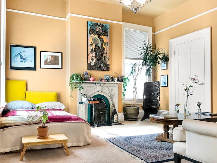 Large Art Filled Room Next To The Painted Ladies! - Usa