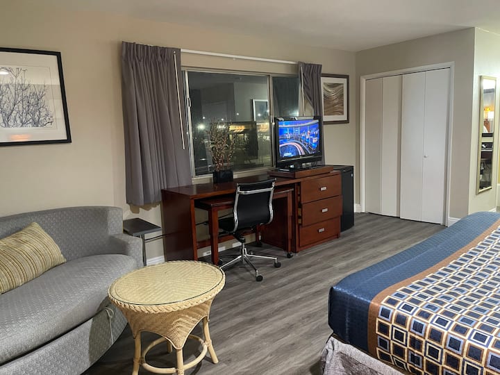 Motel King Bd/balcony Near New Port Beach & Disney - Irvine, CA