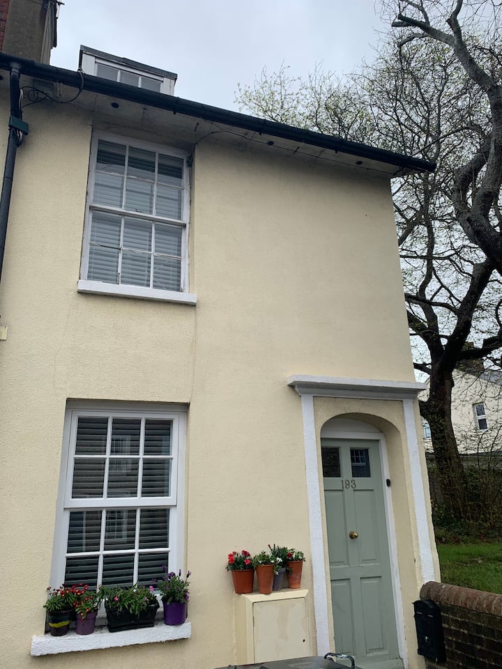 Period Cottage With 2 Double Bedrooms - West Sussex