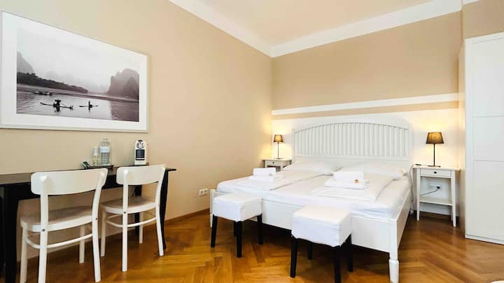 Cozy & Central Home Near Subway - Bécs