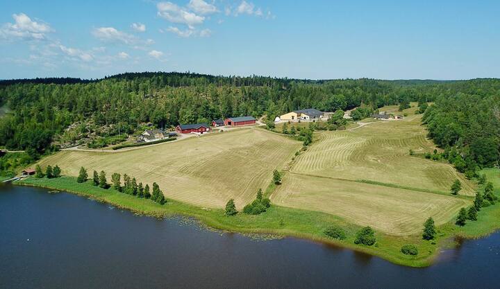 Sjöutsikt, Båt Går Att Hyra. - Lilla Edet