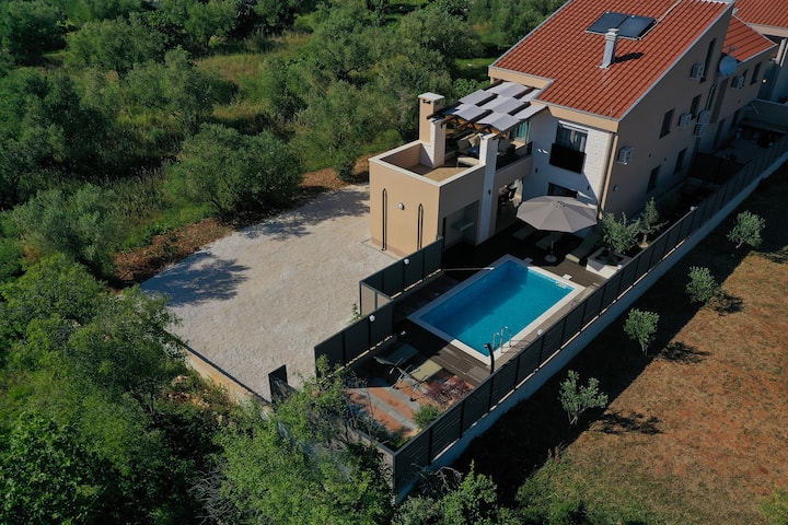 250 M² Huis ∙ 5 Slaapkamers ∙ 12 Gasten - Sukošan