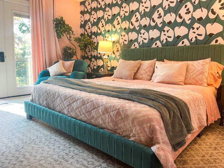 Lush King Suite Near Downtown - Athens, GA