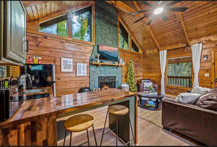 Cozy Couple Retreat! Beautiful 1/1 Cabin! - The Butterfly, Pigeon Forge