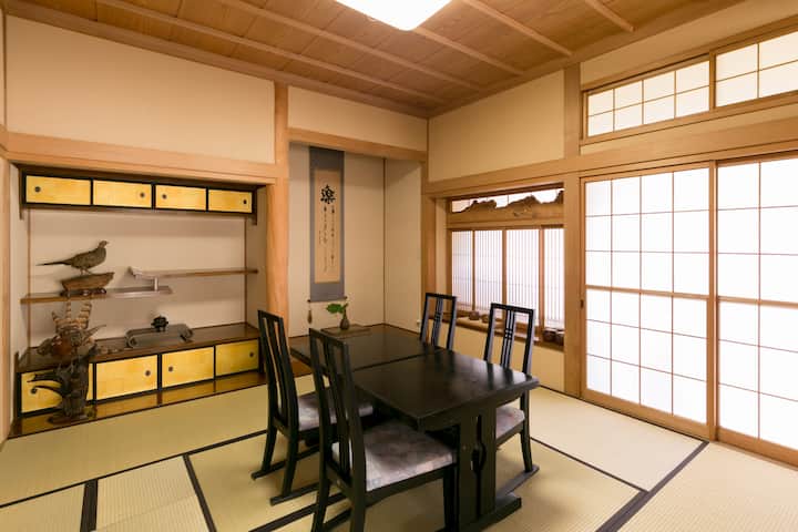 駅から7分水田が広がる景色を一望日本庭園のある伝統的な日本家屋 十日町ふれあいの宿交流館 - 十日町市