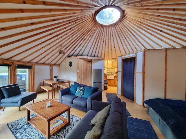 Gwenyn Bee Roundhouse With Hot Tub - Pembrokeshire