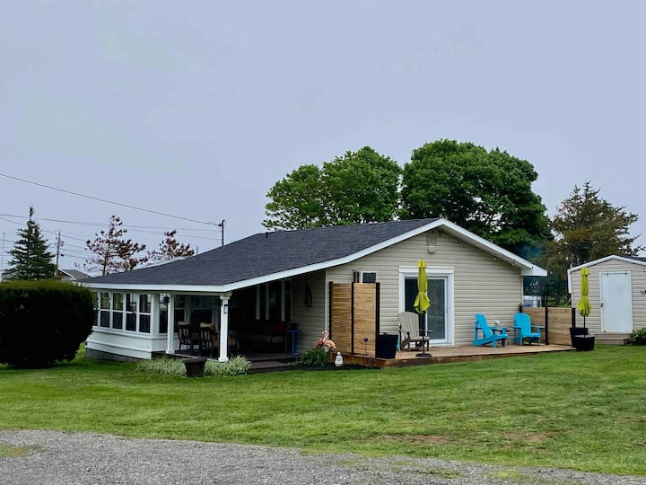 Seabreeze Chalet Cozy 3 Bedroom Waterview Cottage - New Brunswick