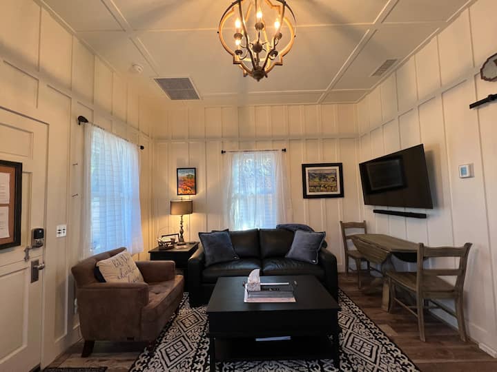Downtown Cozy Cottage,  2 Blocks From City Square! - Paso Robles, CA