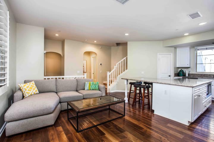 Sophisticated Townhome Long Beach - Seal Beach, CA