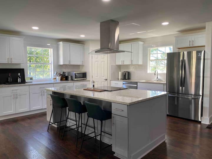 Spacious Family Home In Quiet Wooded Neighborhood - Birmingham, AL