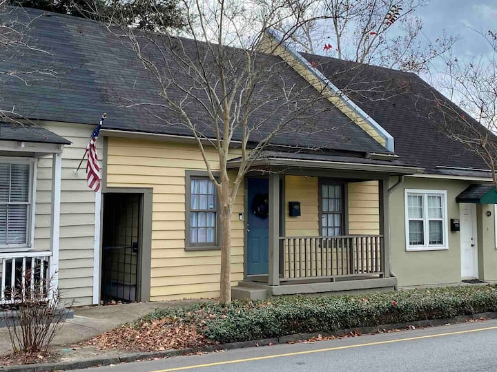 Cheerful Historic Two Bedroom City Home With Patio - Savannah, GA
