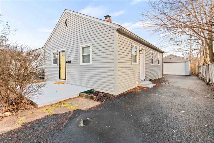 Cozy 3 Bedroom House W/garage - Hollywood Casino Columbus
