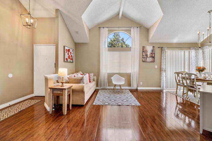 Cute Stylish And Clean Serene Place - Santa Clarita, CA