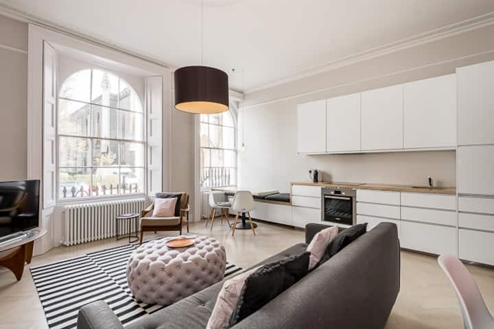 Impressive Georgian Conversion In Beautiful Square - Clerkenwell - London