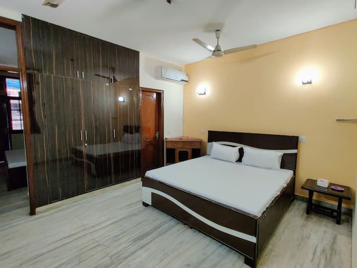★Sanitized★ Private 2bhk ♛W/ Wifi,2 King Beds & Tv - Nueva Delhi