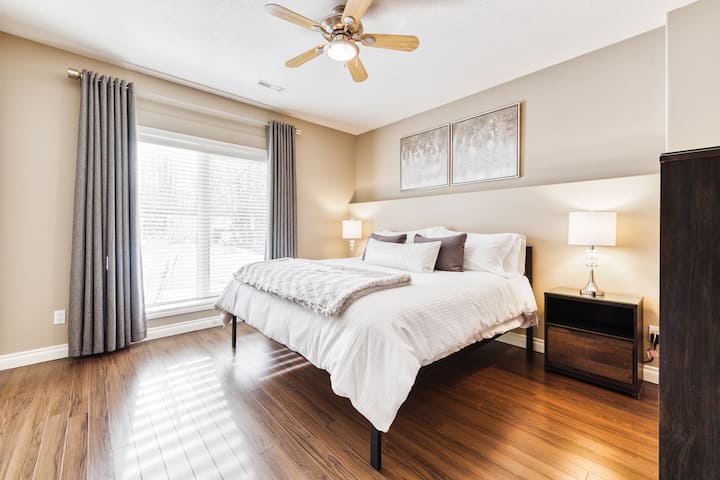 2 King Beds | Exquisite Walk-out Basement Suite - カナダ エドモントン