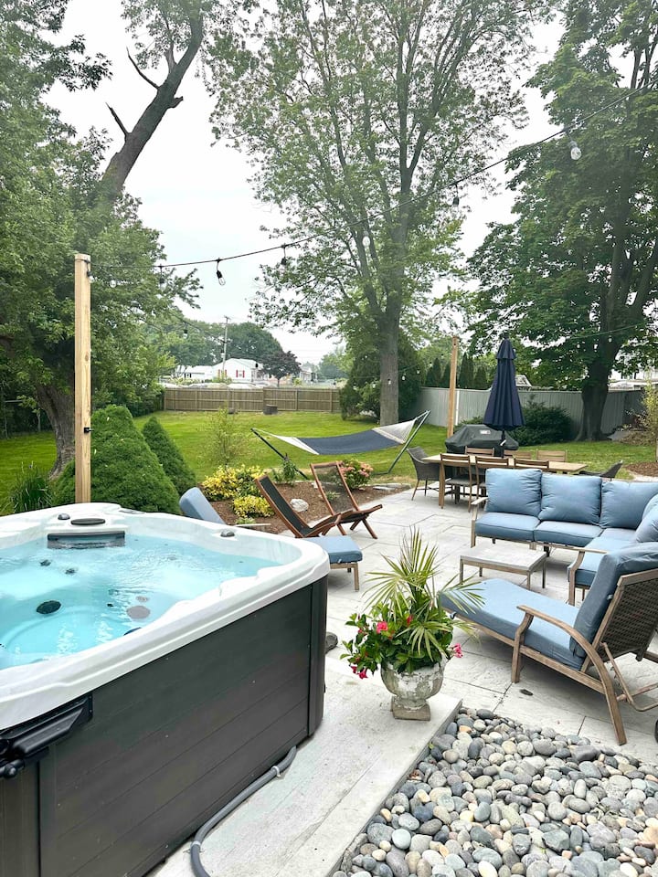 4br Cottage Close To Newport W/ Hot Tub! - Newport, RI