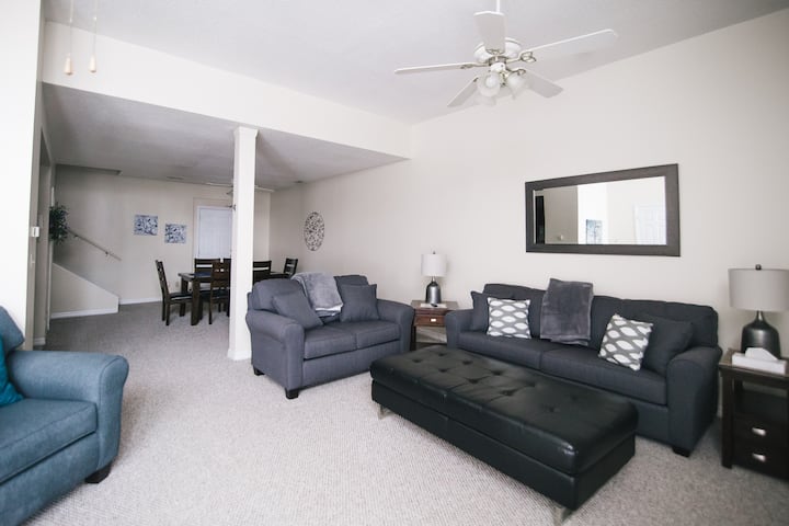 Private Townhome Apartment In Historic Hotel - Iowa