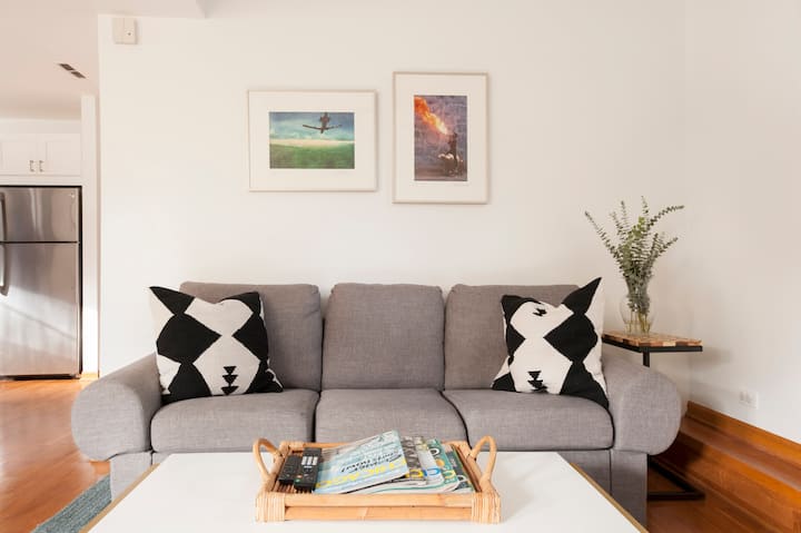 Relax & Walk To Wrigley Field From This Comfy Home - Chicago