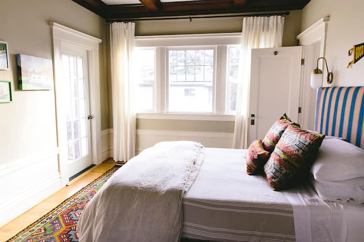 Lodge 902: Downtown : Room 2: Queen: Main Floor - Hood River, OR