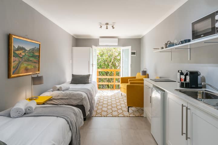 Central And Cosy - Camps Bay