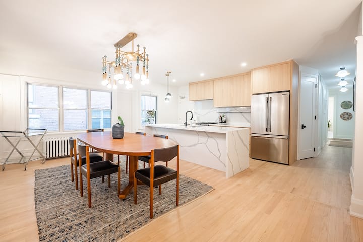 Expansive Suite & Stunning Lake Views - Toronto