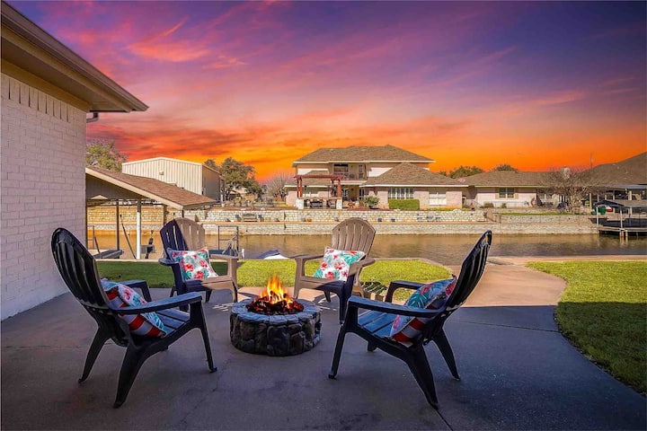 Amazing Location! 4br On Water-in Town-boat Lift! - Lake Granbury, Granbury