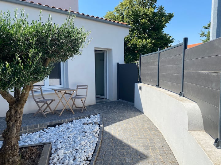 Studio Bien Situé, Petit Extérieur,  Parking. - Perigny