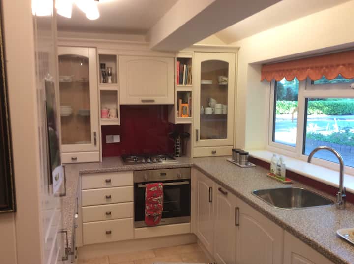 One Bedroom Fully Equipped Flatlet - Beckenham