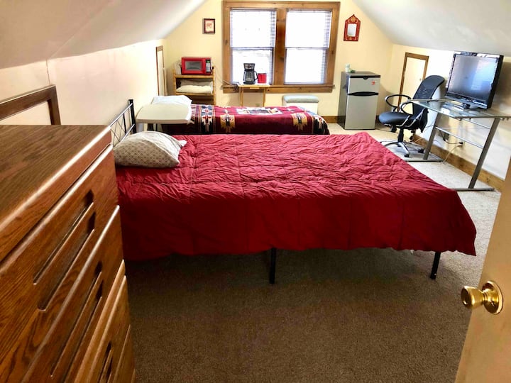 Cozy Dundee Brick House - Omaha, NE