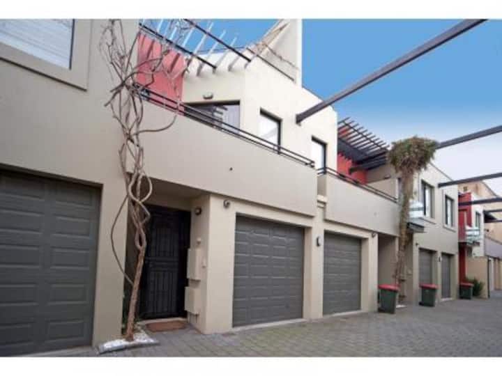 Luxury Rooms At Adelaide Cbd / Victoria Square - Adelaide