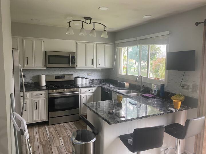 Cozy Suburban Home 25 Minutes Away From Downtown - Wheaton, IL
