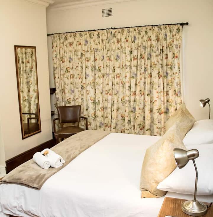 Matoppo Inn Guest House - Queen Room - Beaufort West