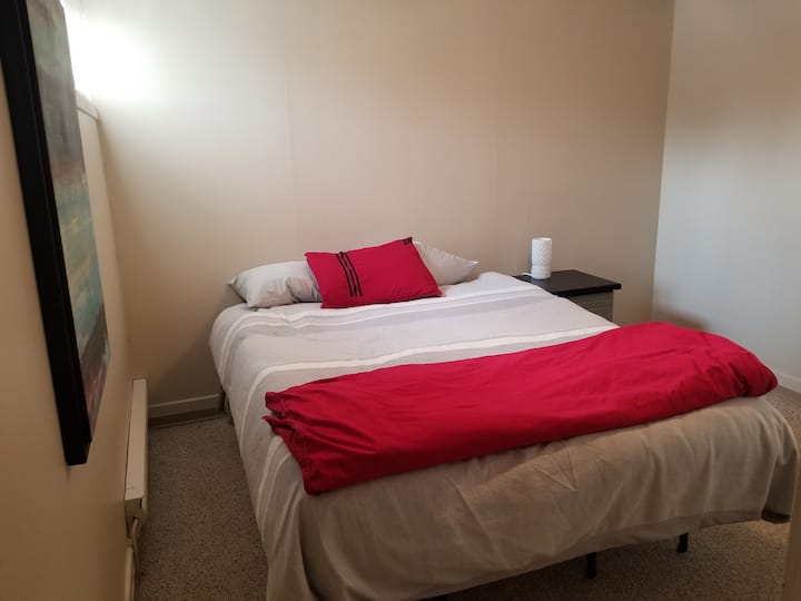 Lovely Bachelor Suite, Located In A Quiet 7-plex - Brandon